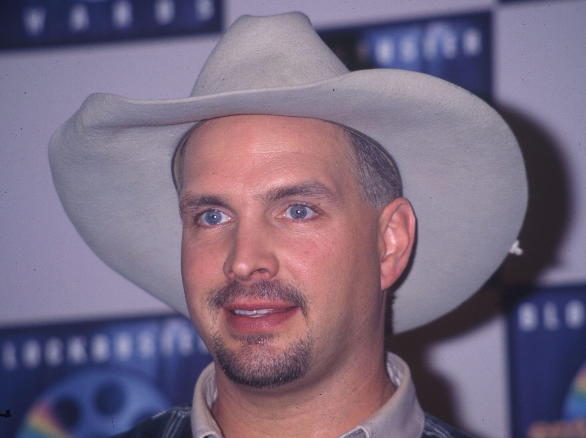 The Real Story Behind Garth Brooks’ Marathon 23-Hour Autograph Session ...
