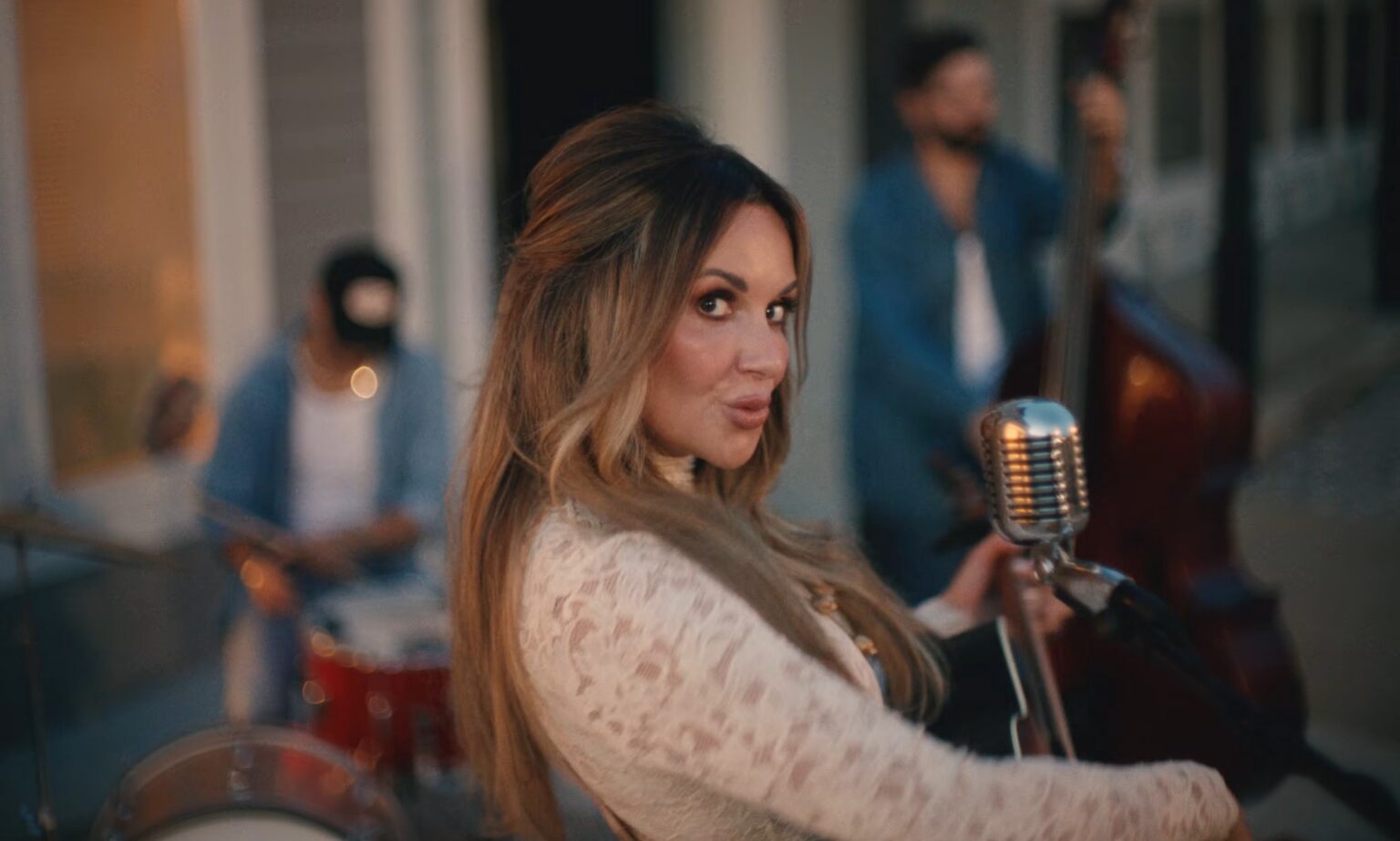 He Likes “Blondes, Brunettes, Redheads,” & Carly Pearce Isn’t Worried ...