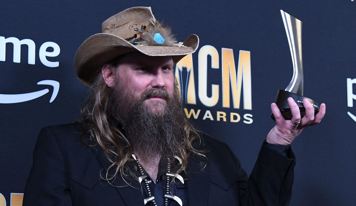 The Truth Behind That Viral Photo of Chris Stapleton Cleaning Up at the ...