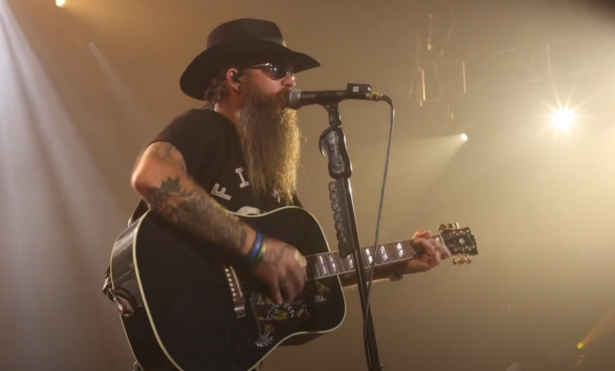 Cody Jinks Performs Incredible Live Version Of “Outlaws & Mustangs” In ...