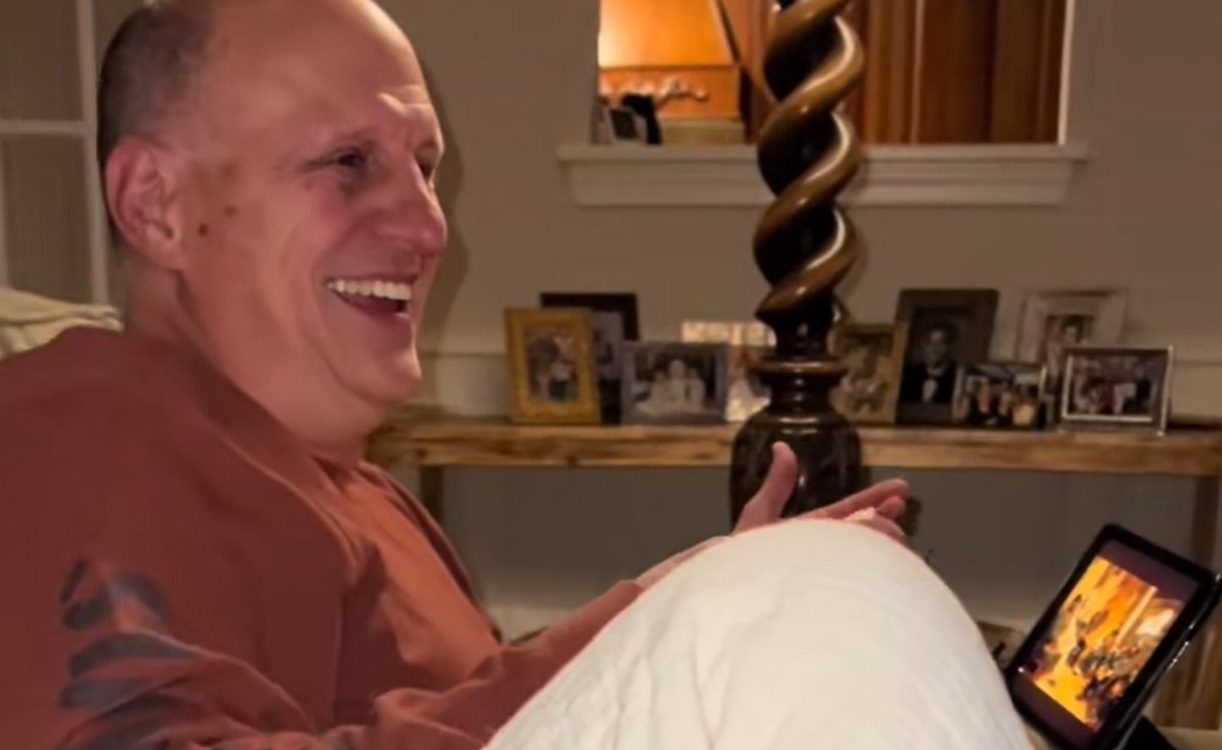 Georgia Dad Goes Viral Doing His Homework Before Ella Langley Concert ...