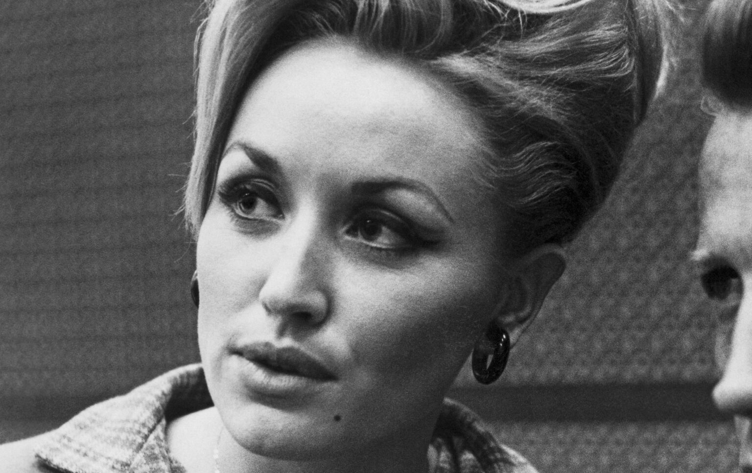 Stunning Photo Of Dolly Parton From 1966 Has Social Media Wondering ...