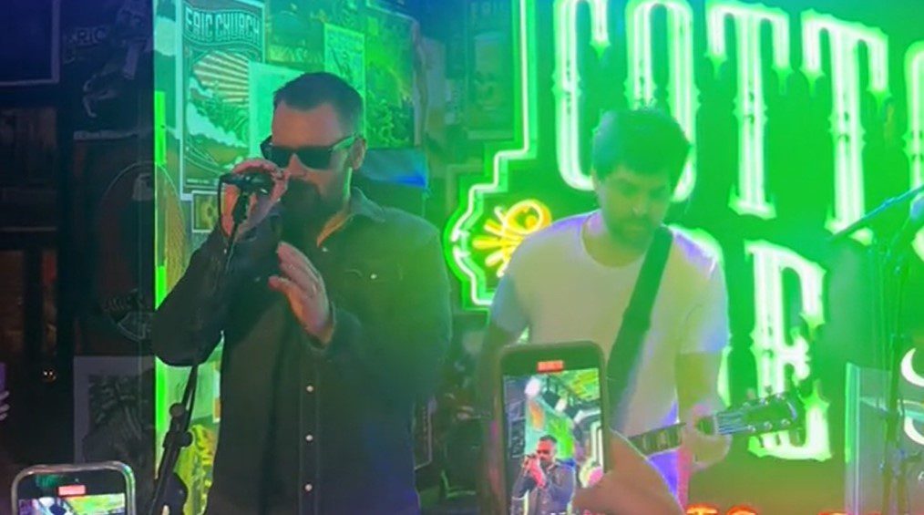 Eric Church Makes Surprise Appearance At Chief’s After Toby Keith ...