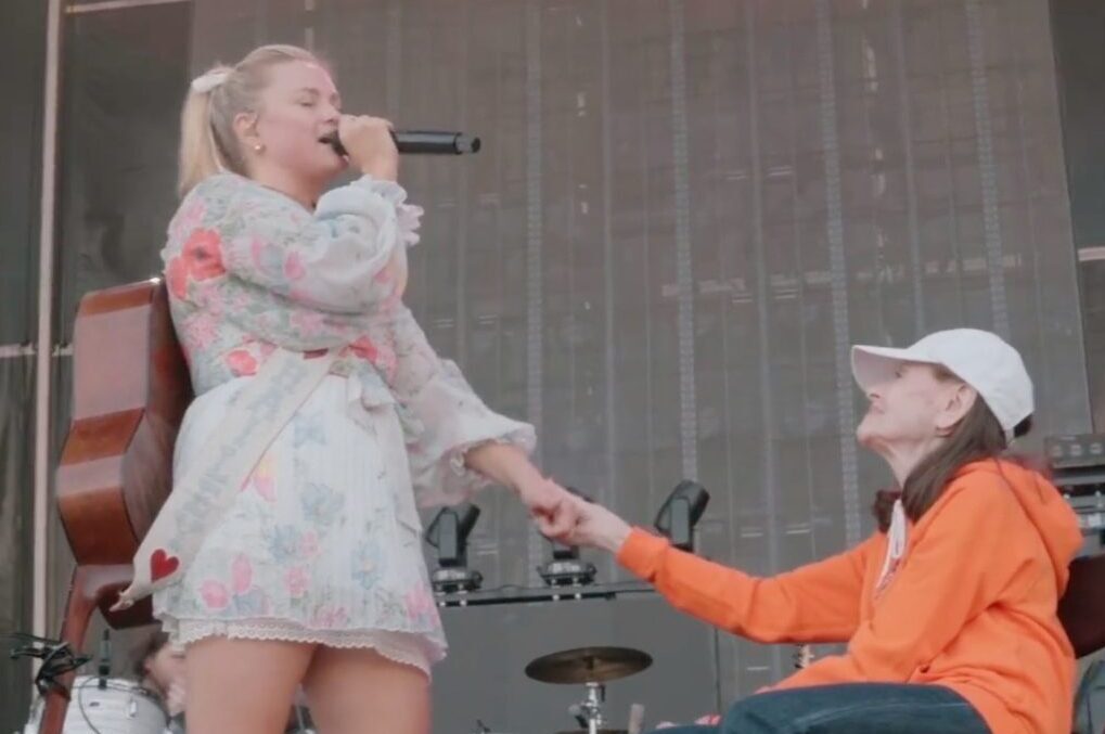 Hailey Whitters Gets Choked Up Serenading “Janice At The Hotel Bar ...