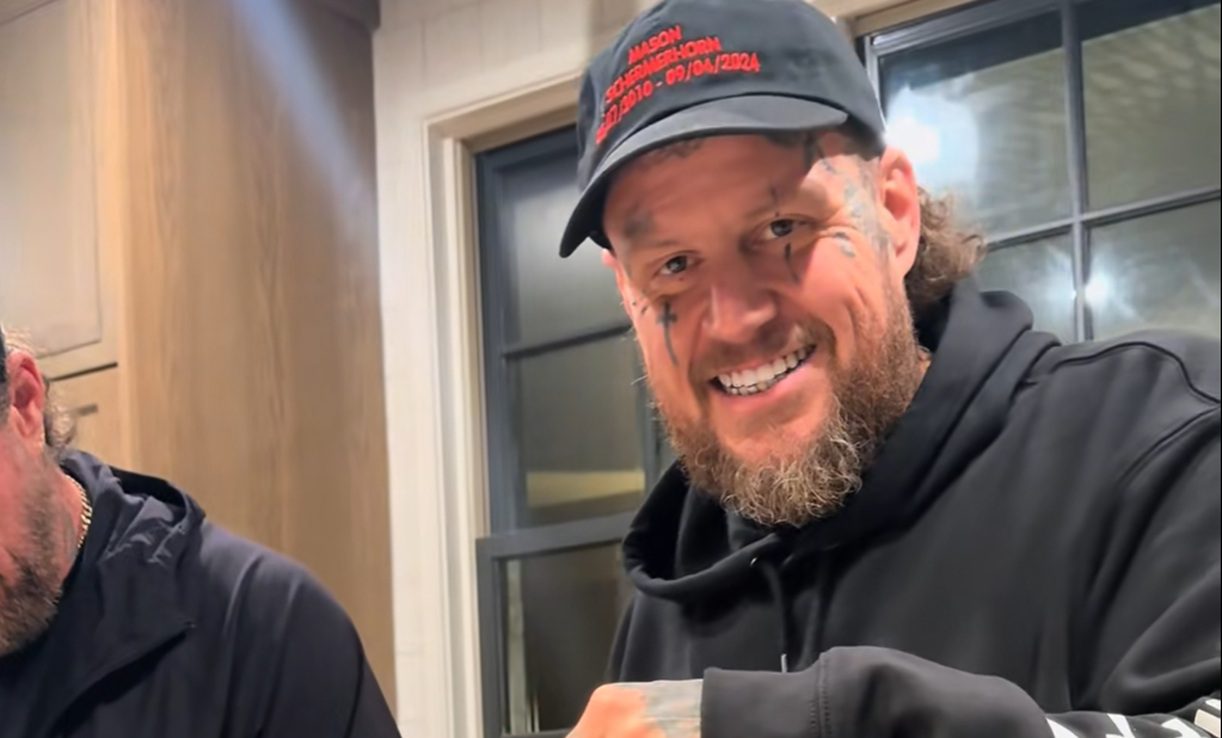 Jelly Roll Sparks Hilarious Debate About Using The Same Bathroom As ...