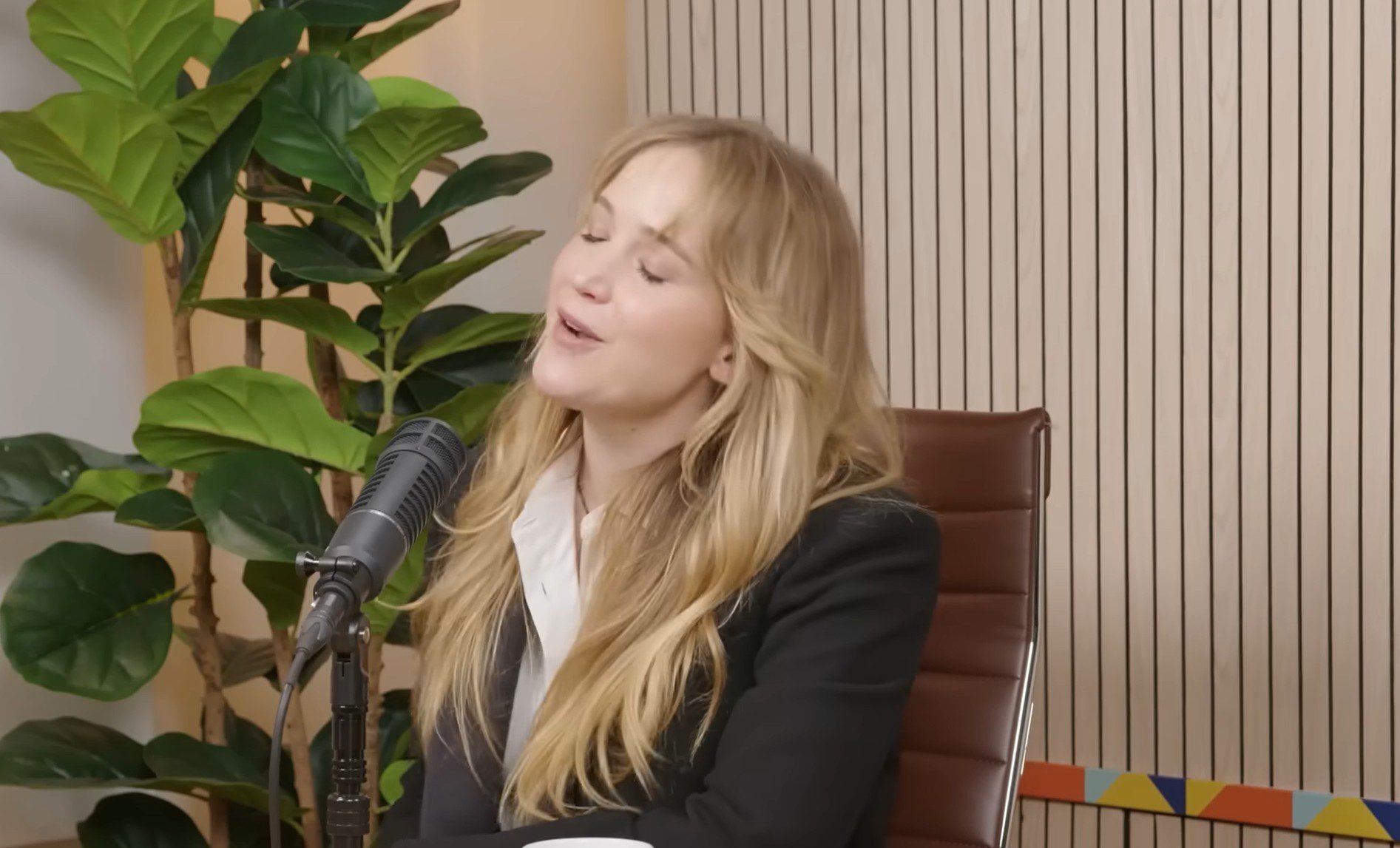 Jennifer Lawrence Reveals Her Go-To Karaoke Song Is A Shania Twain Hit ...