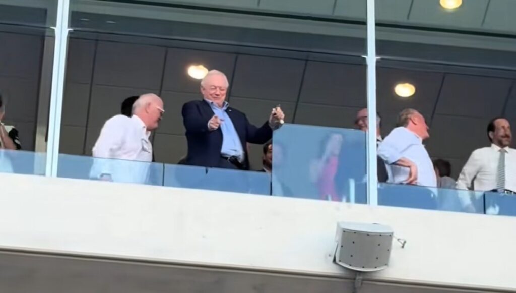 Dallas Cowboys Owner Jerry Jones Caught On Camera Flipping Off New York ...
