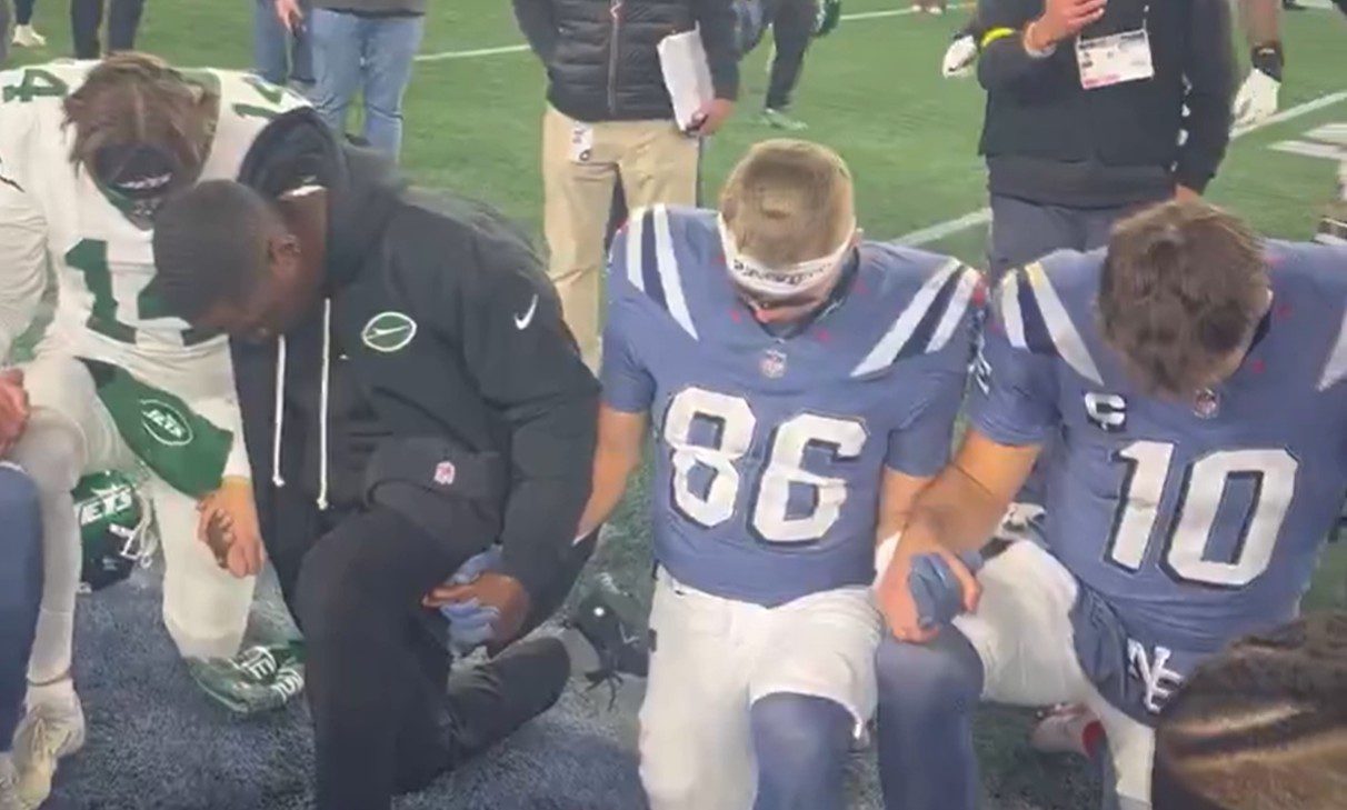 NFL Fans Praise Patriots & Jets Players For Coming Together For Mid ...
