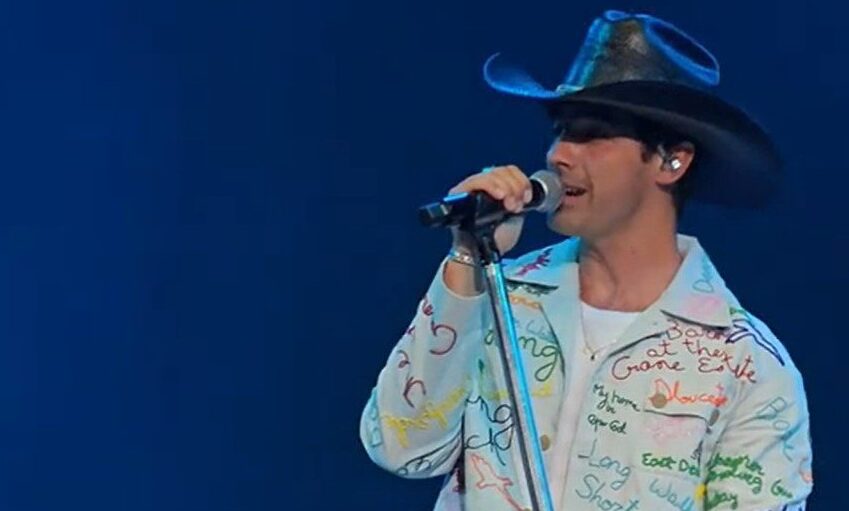 Jonas Brothers Botch Cover Of Garth Brooks’ “Friends In Low Places” At ...