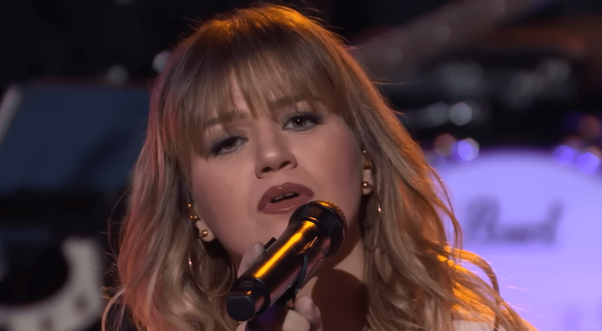 “I Cried Watching” – Jelly Roll Commends Kelly Clarkson For Her Cover ...