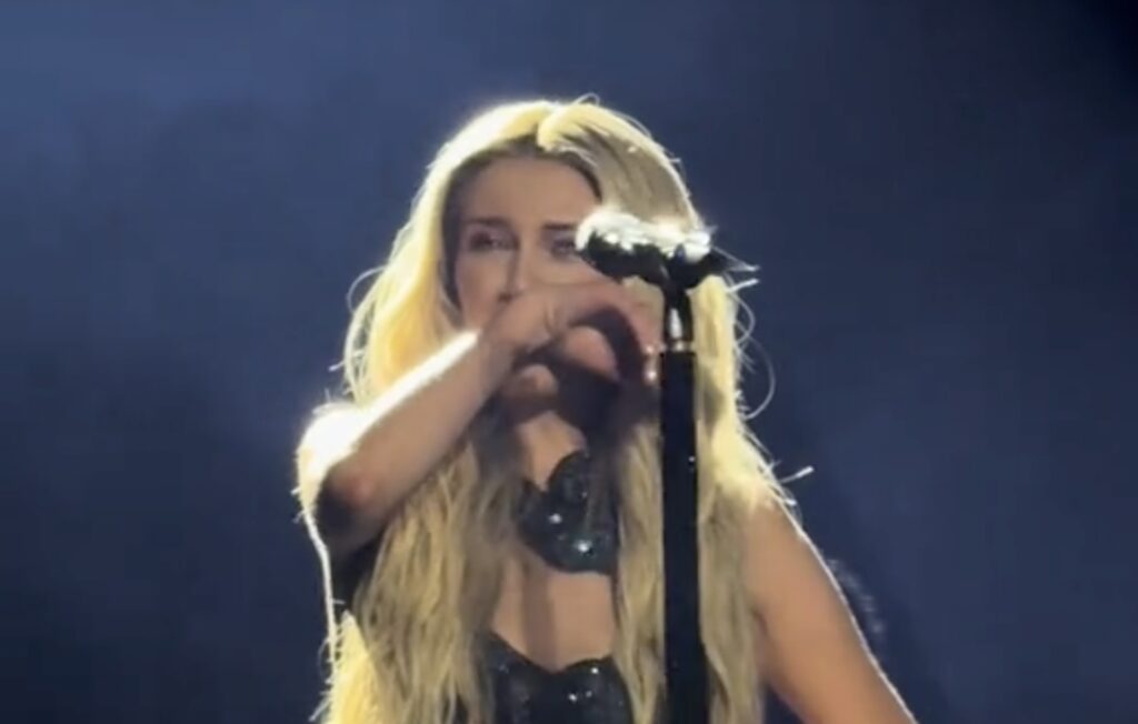 Kelsea Ballerini Breaks Down In Tears Singing About Her Dog, Dibs, Who ...