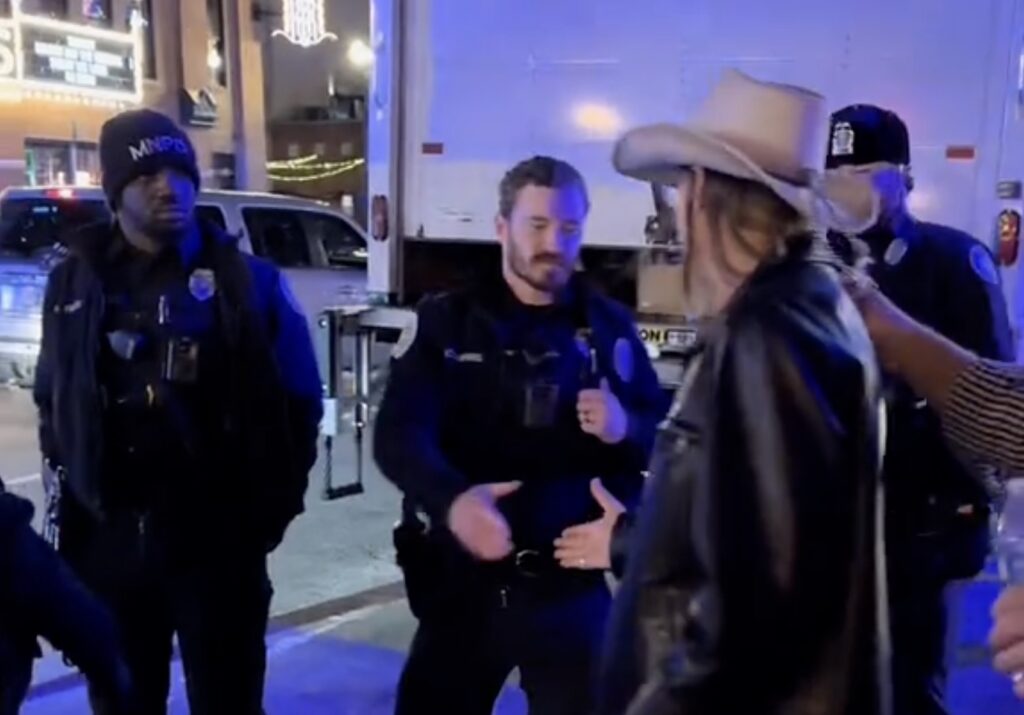Kid Rock Stops To Shake Hands With Police Officers After Partying (Hard ...