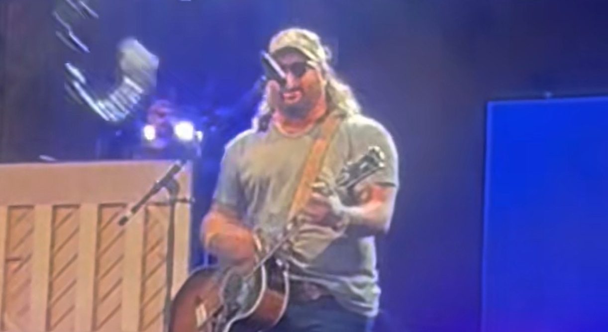 Koe Wetzel Gets Smoked By A Beer While Performing “High Road” At ...
