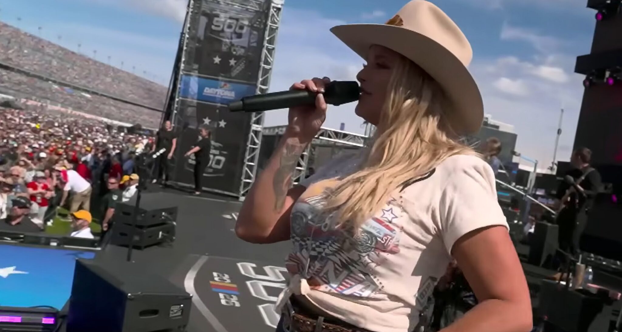 WATCH: Miranda Lambert Performs The Hit Song She Co-Wrote With Ella ...