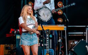 Miranda Lambert Returns To The Stage After Denim Mini Skirt Malfunction ...