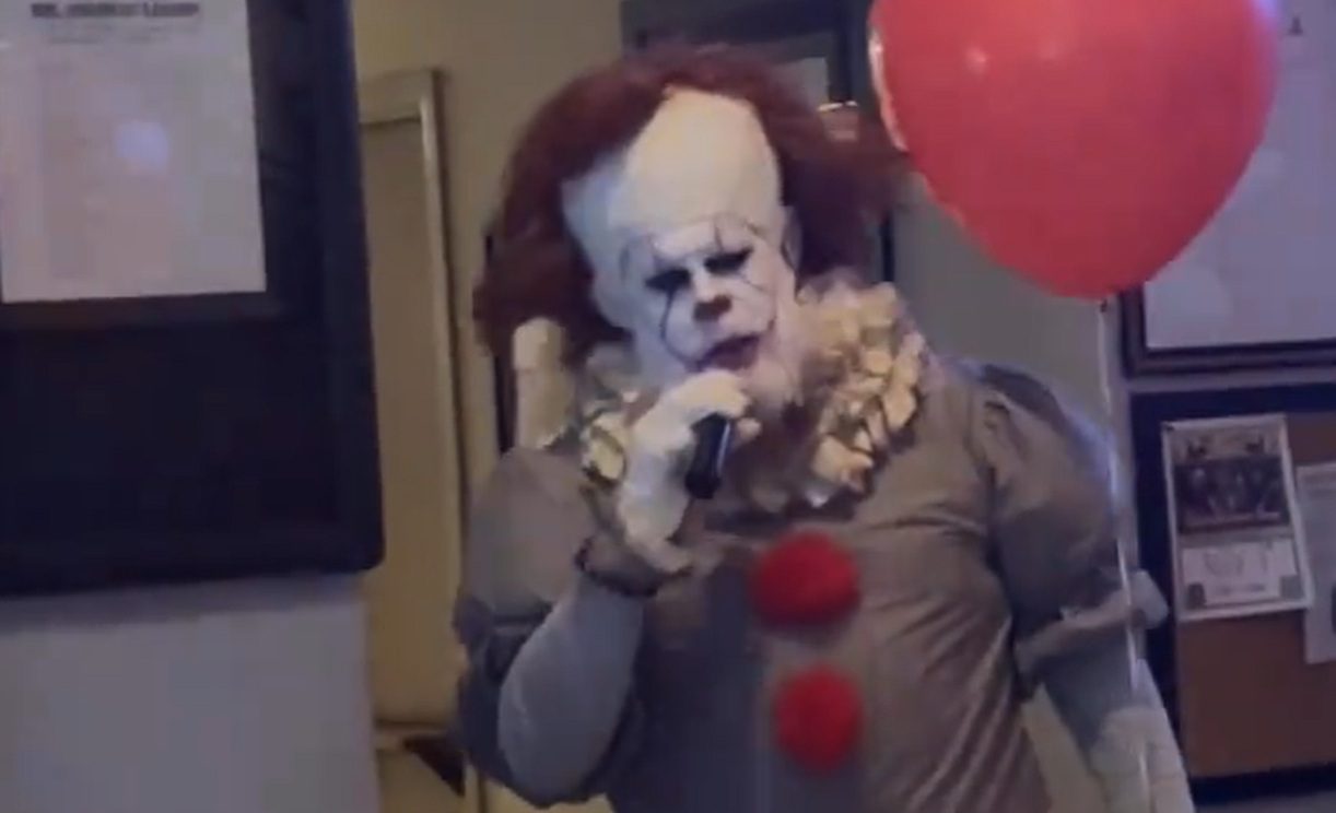 Man Dressed As Pennywise Goes Viral With Staind “It’s Been A While ...