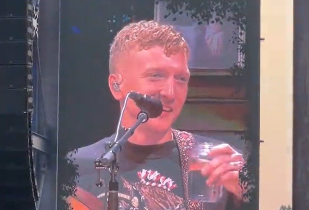 “It’s Gotten You This Far” – Tyler Childers Jokes With Oregon Audience ...