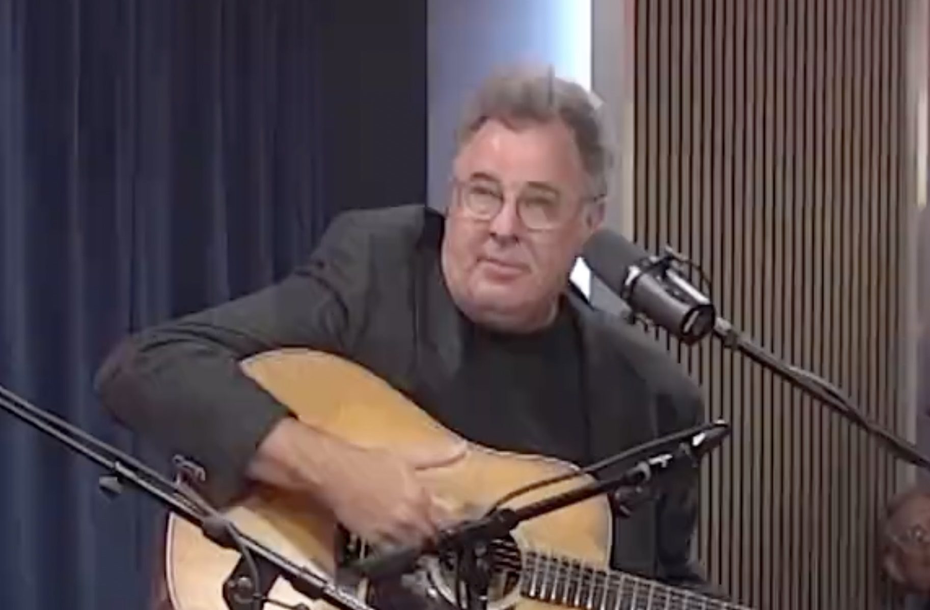 Vince Gill Reveals That He Has NEVER Sent A Text Message: “I’m Pretty ...