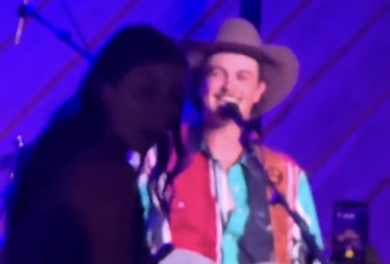 Zach Top Gets A Laugh When A Fan Who Was Sitting On Someone’s Shoulders ...
